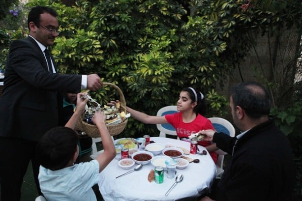 TİKA işgal altındaki El Halil'de iftar verdi - Yeni Akit