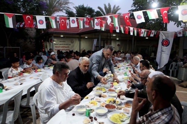 TİKA işgal altındaki El Halil'de iftar verdi - Yeni Akit
