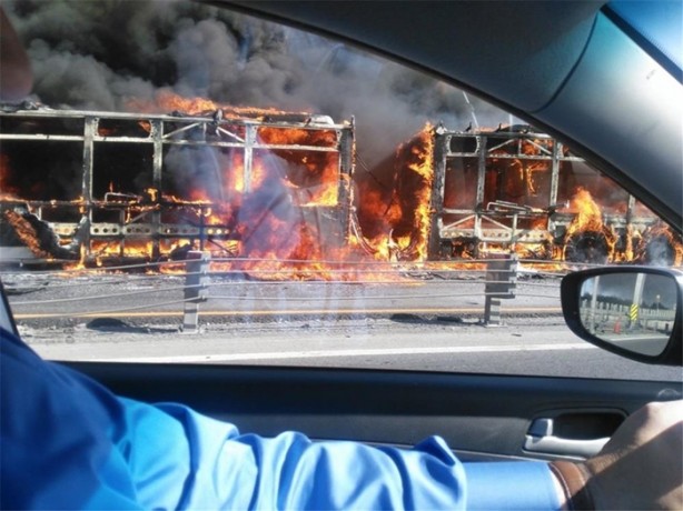 Topkapı Metrobüsünde yangın! - Yeni Akit