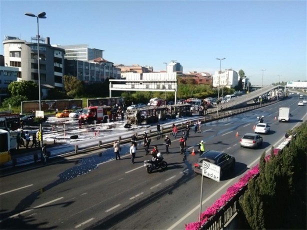 Topkapı Metrobüsünde yangın! - Yeni Akit