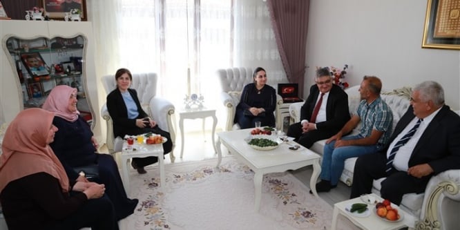 Vali Pekmez’den şehit ailelerine bayram ziyareti - Yeni Akit
