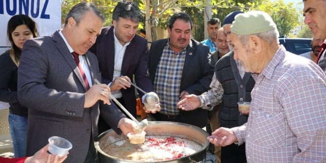 Başkan Çerçi, Barbaros’ta aşure ikram etti - Yeni Akit