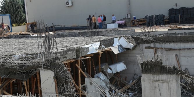 Başkent’te inşaat kirişleri çöktü: 2 işçi yaralı - Yeni Akit