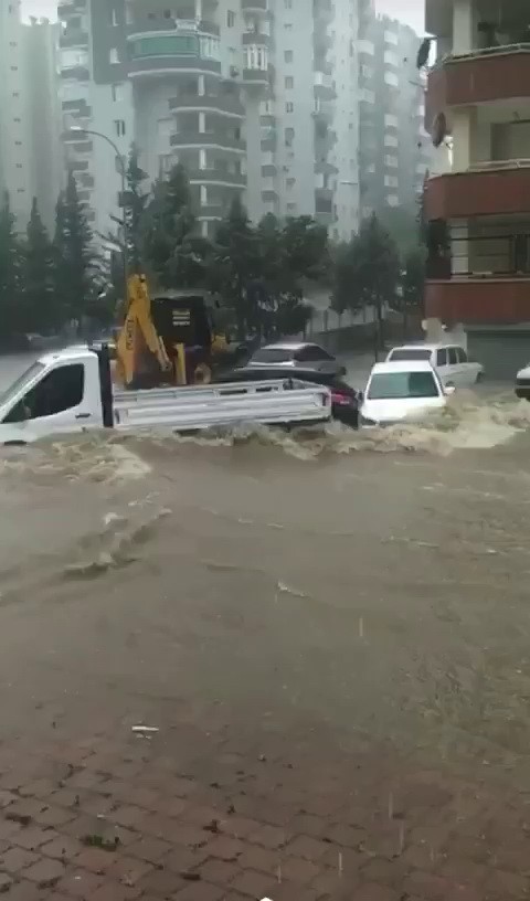 Adana’da sel suları araçları sürükledi - Yeni Akit