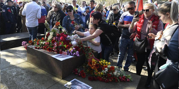 Almanya’da Rusya yanlısı gösteri! Sovyet mezarlığına yaptıkları ...