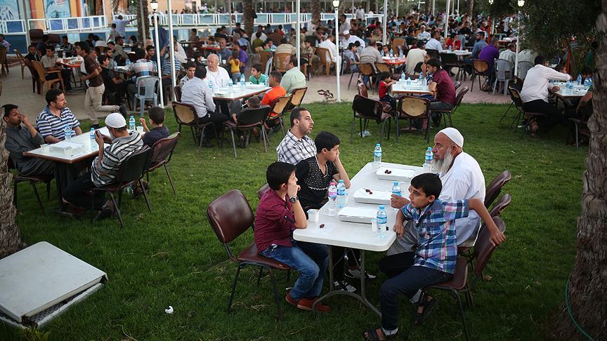 Anadolu Öğrenci Birliği'nden Gazze'de iftar sofrası - Yeni Akit