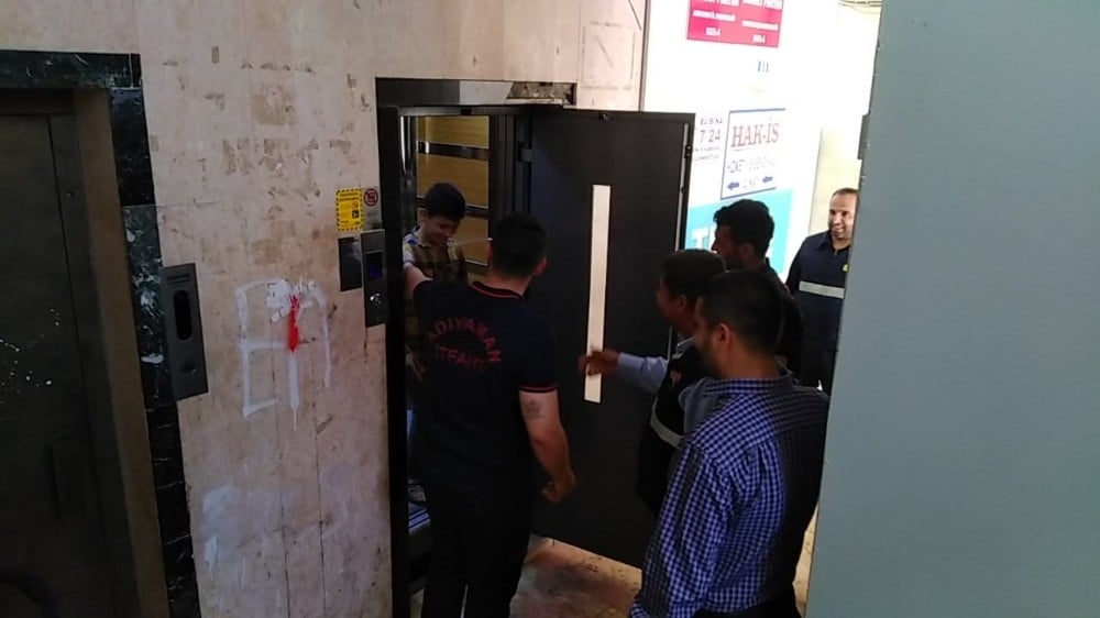 Asansörde mahsur kalan çocuğu itfaiye kurtardı - Yeni Akit