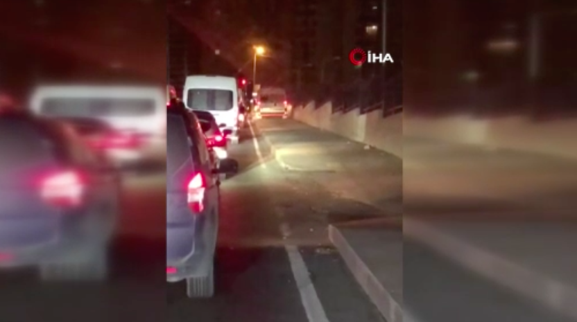 Başakşehir’de yol yerine kaldırımı kullanan servis yok artık dedirtti! - Yeni Akit