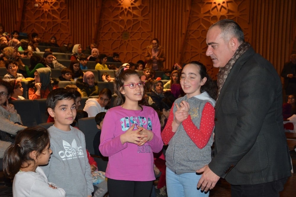 Başkandan çocuklara "Bol bol kitap okuyun" tavsiyesi - Yeni Akit