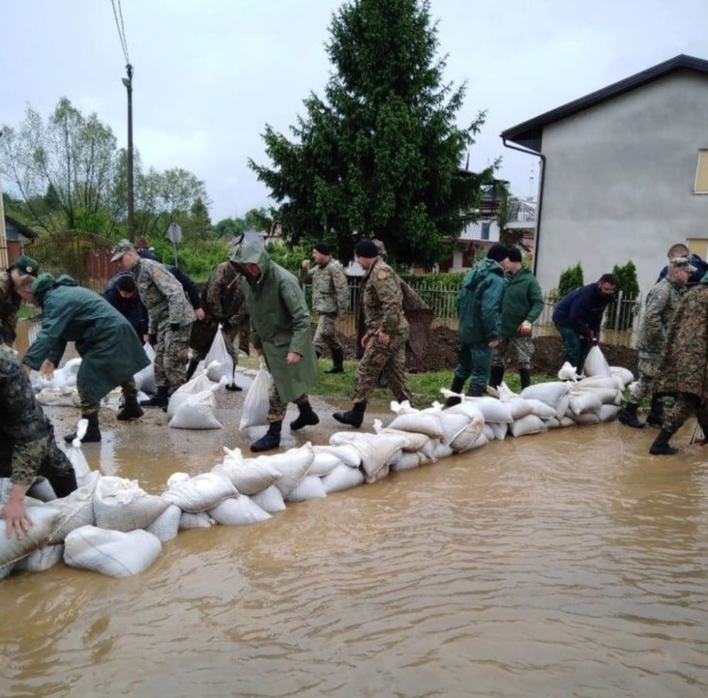 Bosna Hersek’te yaşanan taşkınlar hayatı felç etti - Yeni Akit