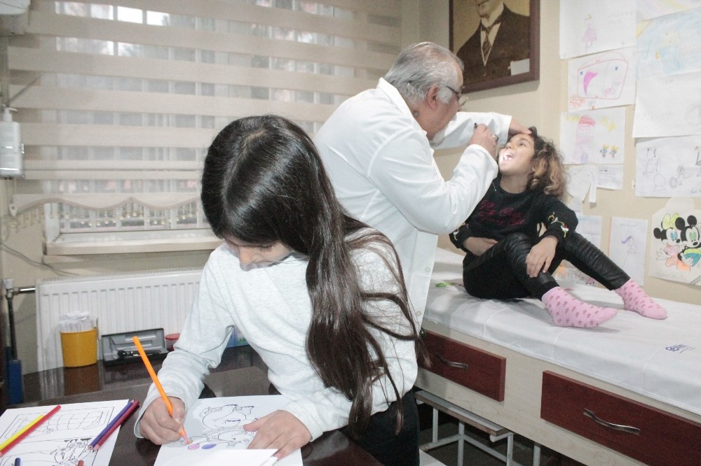 Çocuklara resim çizdirip doktor korkularını yenmelerini sağladı - Yeni Akit