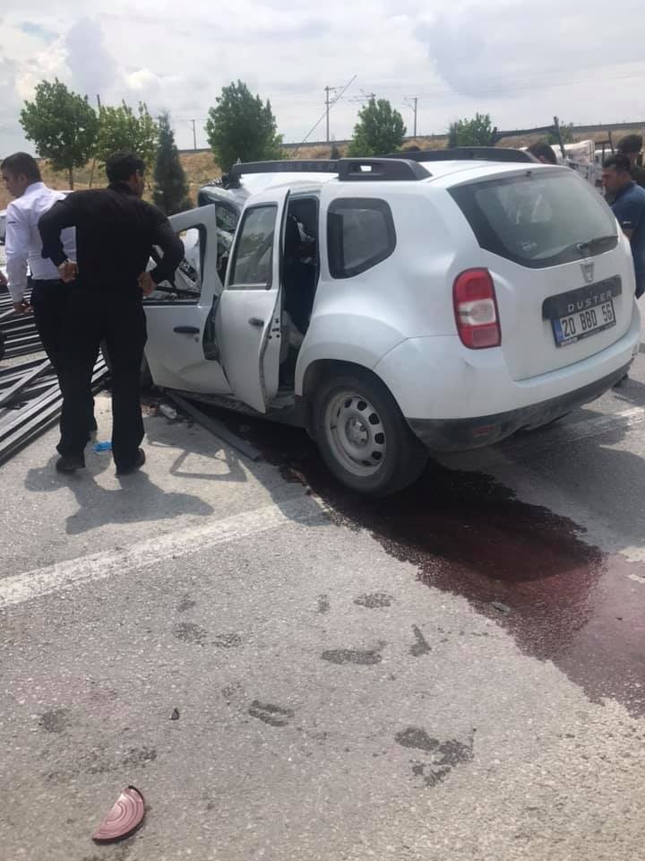 Demir yüklü kamyona çarpan araçta sıkıştı - Yeni Akit