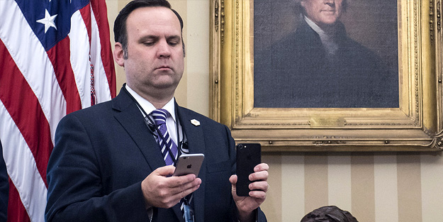 Donald Trump'ın tweetlerini atan kişi ortaya çıktı - Yeni Akit