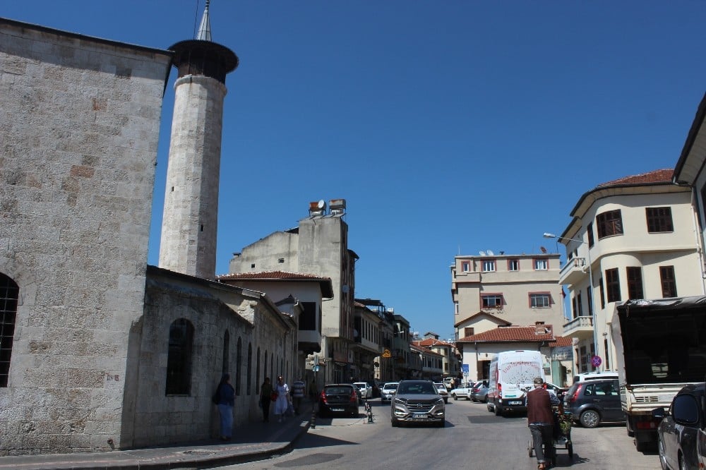 Dünyanın ilk aydınlatılan caddesi araç trafiğine kapatılıyor - Yeni Akit