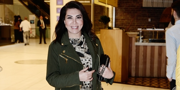 Ebru Yaşar "bayrak" paylaşımıyla rezil oldu - Yeni Akit