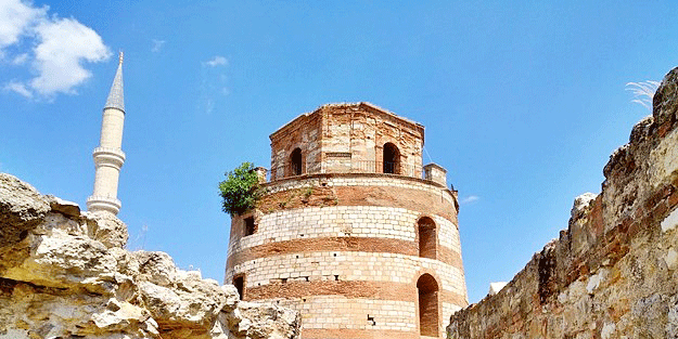 Edirne'deki Makedon Kulesi'nin dinamitle yıkılan bölümleri ...