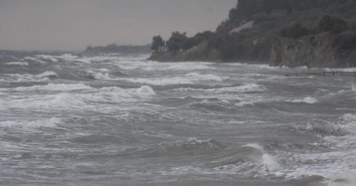 Ege'de deniz ulaşımına fırtına engeli - Yeni Akit
