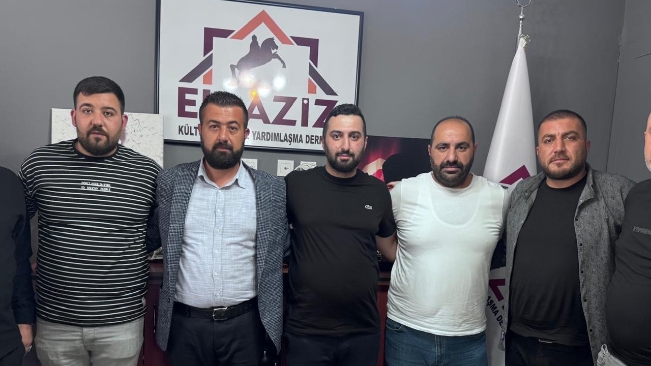 El-Aziz Der’den Elazığspor’a tribün desteği - Yeni Akit