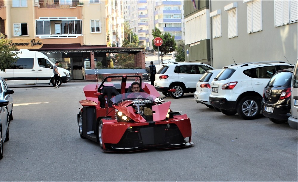 Emekli maaşıyla kendine son model otomobil yaptı - Yeni Akit
