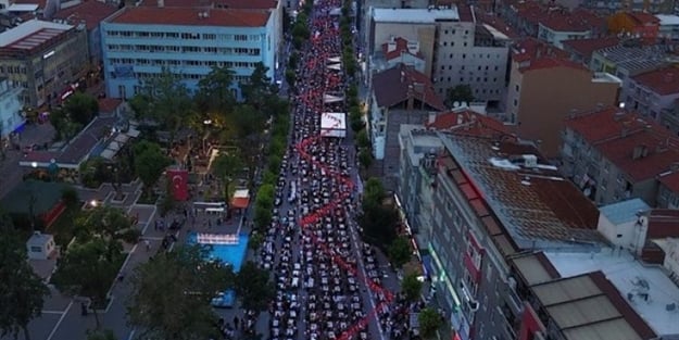En büyük iftar sofrası Uşak’ta - Yeni Akit