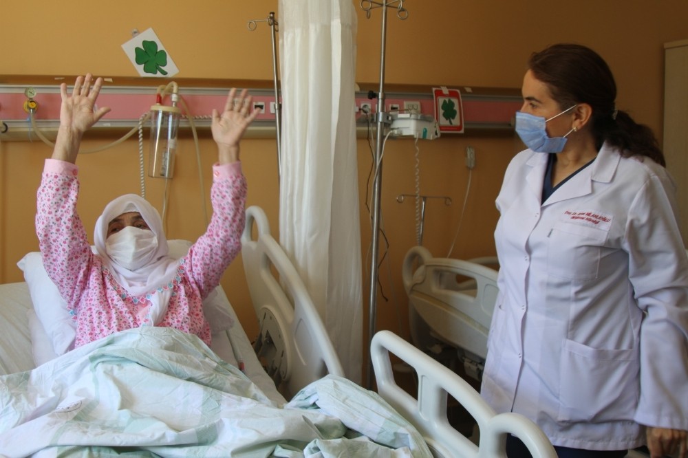 Felçli kadın ’mekanik trombektomi’ yöntemiyle yeniden hayata tutundu ...