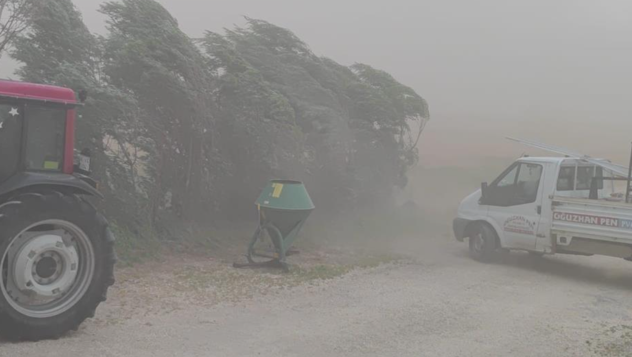 Fırtına ve toz bulutu hayatı durma noktasına getirdi - Yeni Akit