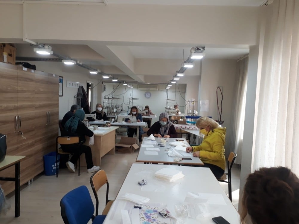 Gemlik Halk Eğitimi Merkezi maske üretimine başladı - Yeni Akit
