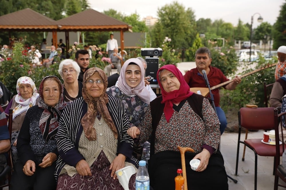 Huzurevi sakinleri açık havada sinema izledi - Yeni Akit