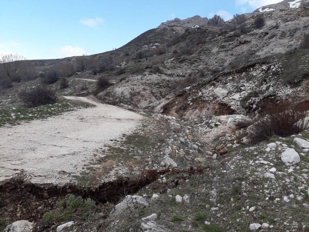Isparta’da toprak kayması tehdidi - Yeni Akit