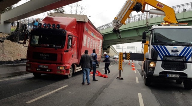 İstanbul Bakırköy'de bir kaza daha! Kamyon üst geçitte asılı kaldı ...