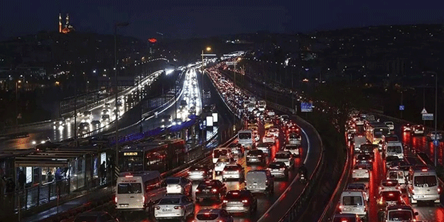 İstanbul trafiği felç geçirdi - Yeni Akit