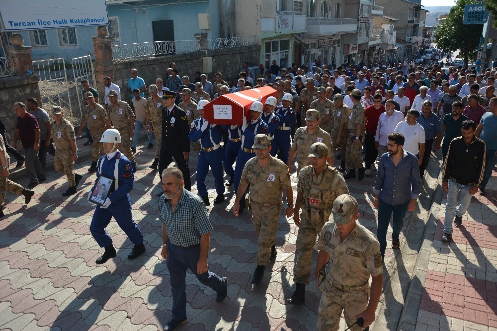 Jandarma Uzman Çavuş Karahan, son yolculuğuna uğurlandı - Yeni Akit