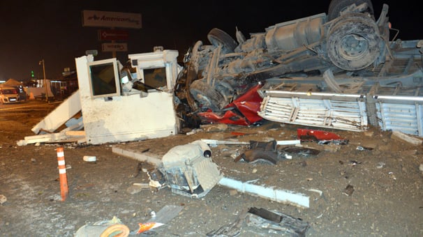 Kahramanmaraş'ta polis nöbet kulübesinin üzerine tır devrildi - Yeni Akit