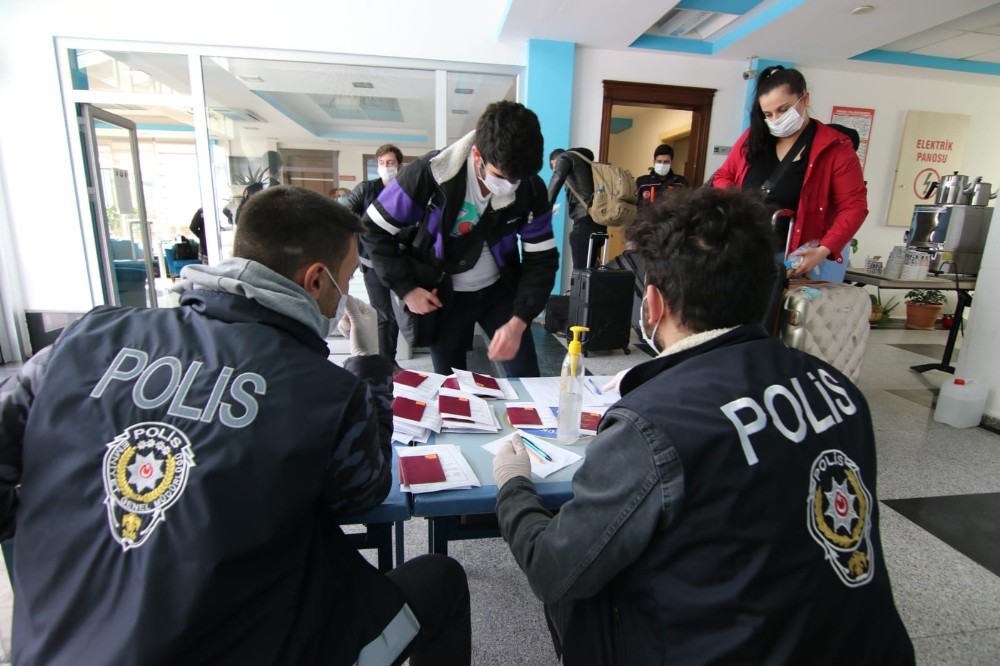 Karantina süresi dolan 103 kişi evlerine uğurlandı - Yeni Akit