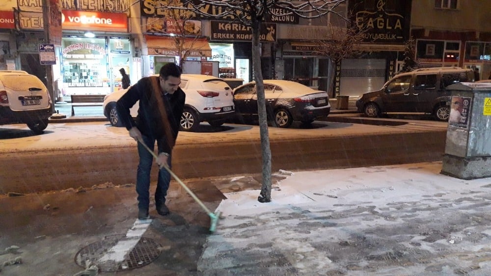 Kars’a beklenen kar yağdı - Yeni Akit