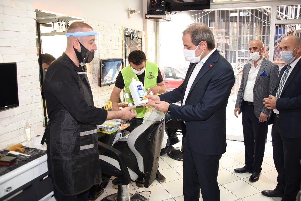 Konya Büyükşehir’in berber ve kuaförlere hijyen desteği sürüyor - Yeni Akit