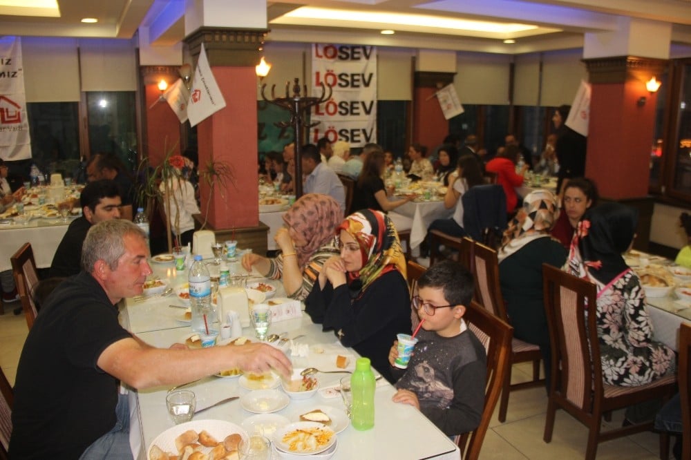 LÖSEV Vakıf Başkanı Üstün Ezer: "Çocukların maske kullanması toplumda ...