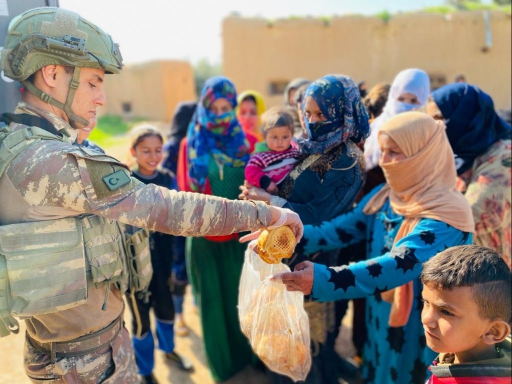 Mehmetçik ekmeğini Suriyelilerle paylaşıyor - Yeni Akit