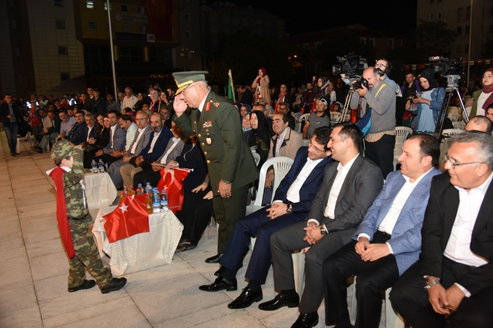 Minik çocuk asker üniformasıyla paşaya selam durdu - Yeni Akit