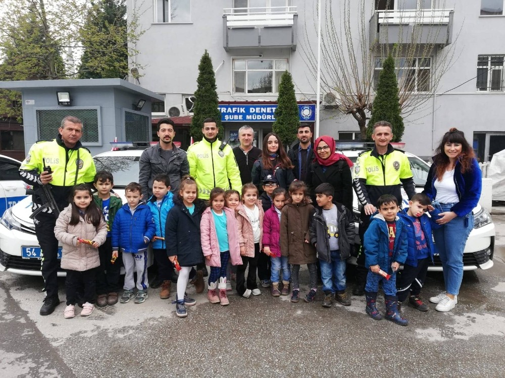 Minik yürekler Polis amcalarını yalnız bırakmadı - Yeni Akit