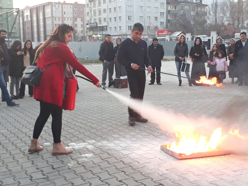 Öğretmenlere yangın eğitimi - Yeni Akit