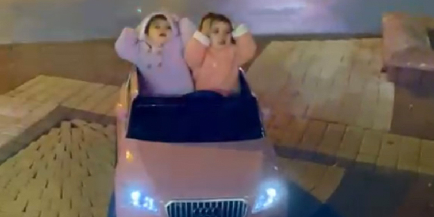 Polisi gören 2 yaşındaki ikiz kardeşler el kaldırdı! O anlar gülümsetti ...