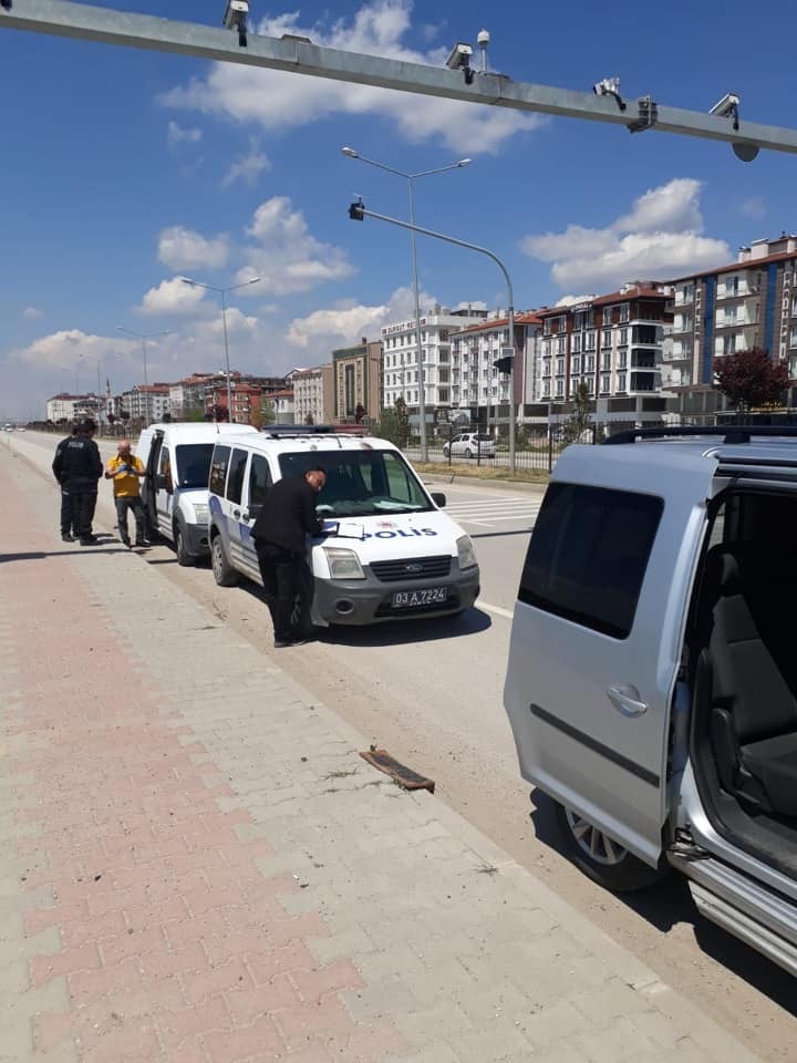 Seyir halindeki araca kurşun isabet etti - Yeni Akit