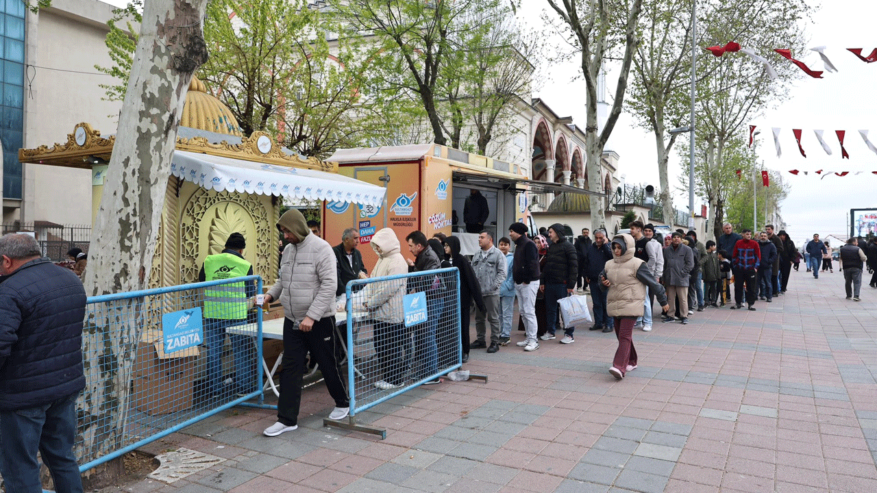 Sultangazi Belediyesi vatandaşları yalnız bırakmadı - Yeni Akit