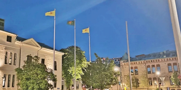 Teröre teslim oldular! İsveç'te direklere PKK bayrağı çekildi - Yeni Akit