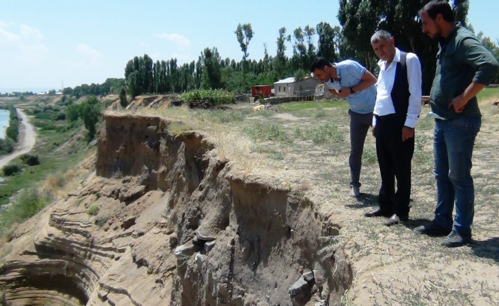 Toprak kayması tarihi mezarlığı açığa çıkarttı - Yeni Akit