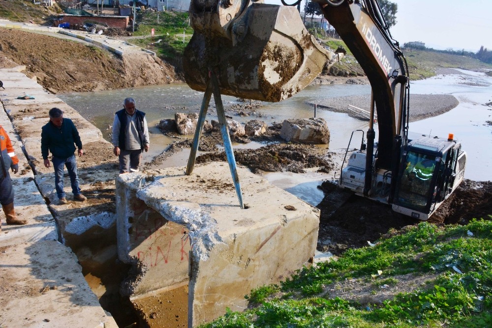 Torbalı’daki o köprüyü sel yıktı, belediye yeniliyor - Yeni Akit