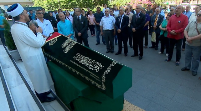 TRT'nin emekli başspikeri Altan Varol son yolculuğuna uğurlandı - Yeni Akit