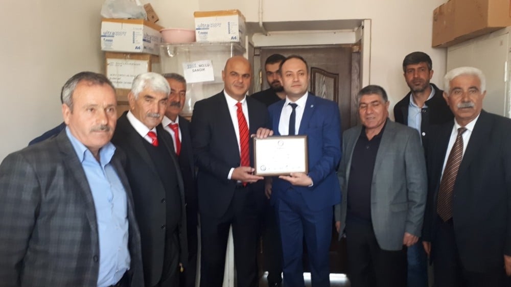 Tuzluca Belediye Başkanı Ahmet Sait Sadrettin Türkan mazbatasını aldı ...