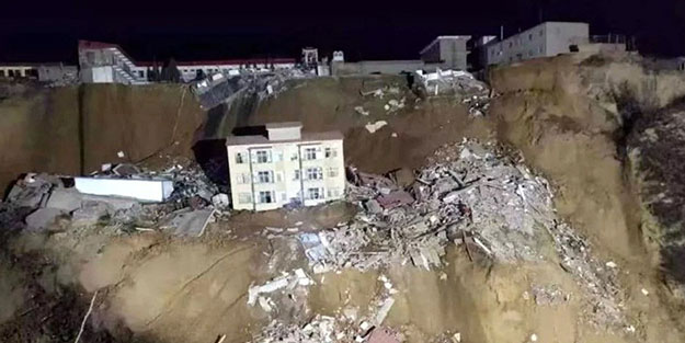 Ülkede toprak kayması! Çok sayıda can kaybı var - Yeni Akit